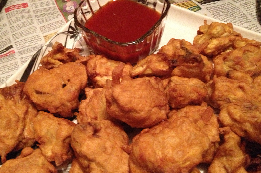 बारिश में यूं बनाएं टेस्टी बेसन के पकौड़े - Sarita Magazine