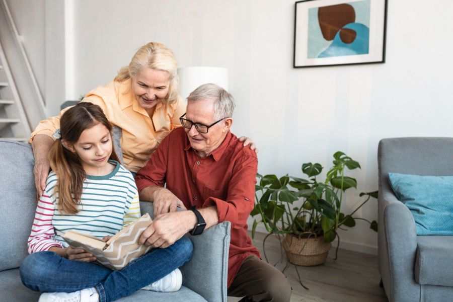 Family Problem : हम ग्रैंड पेरैंट्स के साथ समय बिताने में असमर्थ हैं